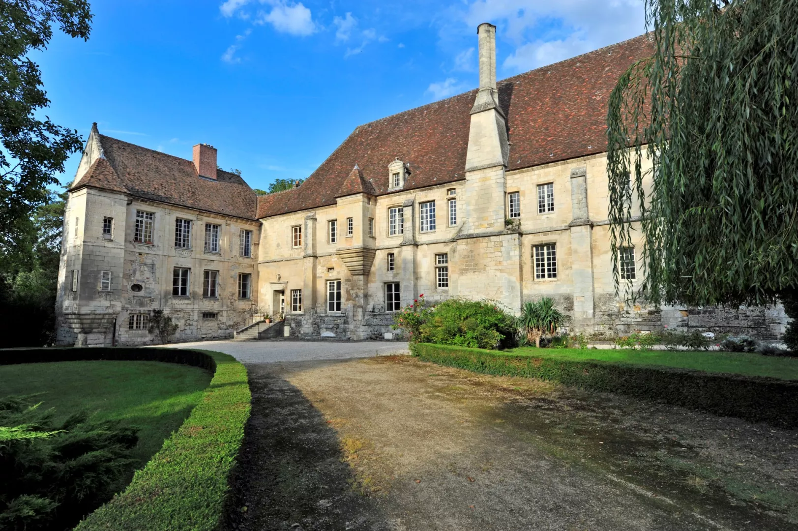 Royal Moncel Abbey / Pontpoint